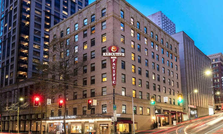 Classic Comfort Steps From The Onsite Sports Bar - Seattle, WA
