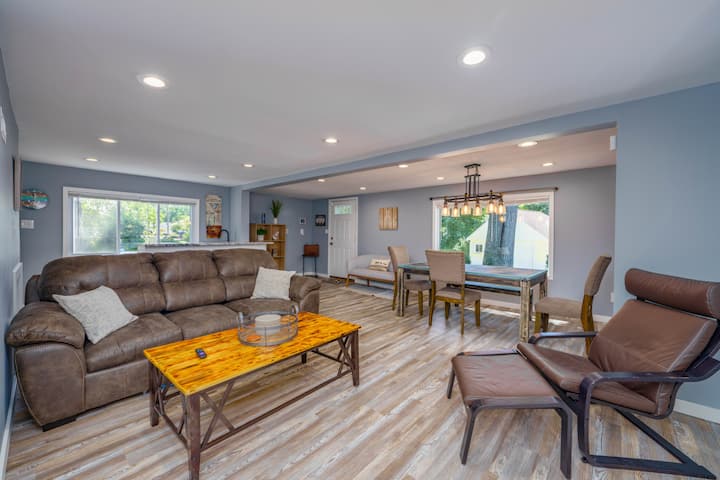 Lakefront Escape With Hot Tub & Modern Comforts - Willoughby, OH