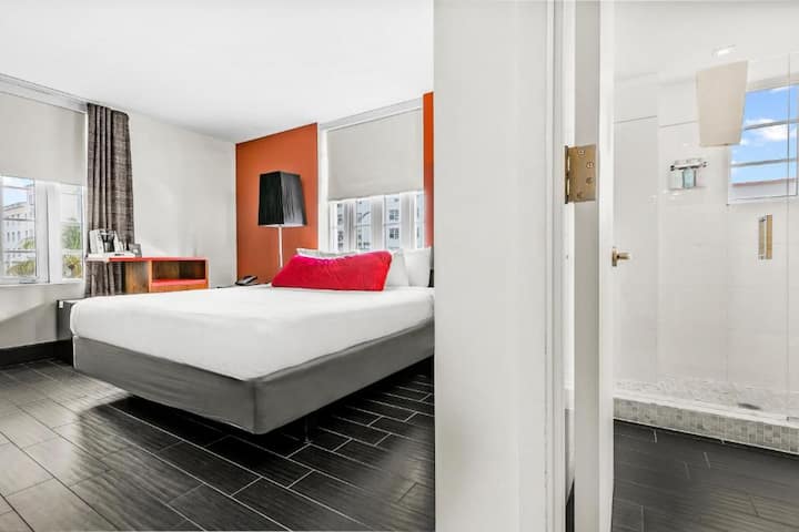 Beachside Bliss | Yoga. Rooftop Pool. Beach Nearby - Miami Beach, FL