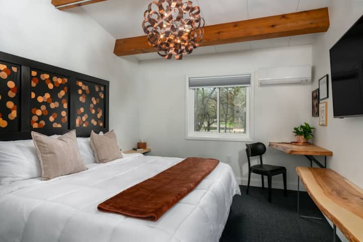 Lincoln Boutique Motel- Upper Deluxe King #8 - Ellicottville, NY