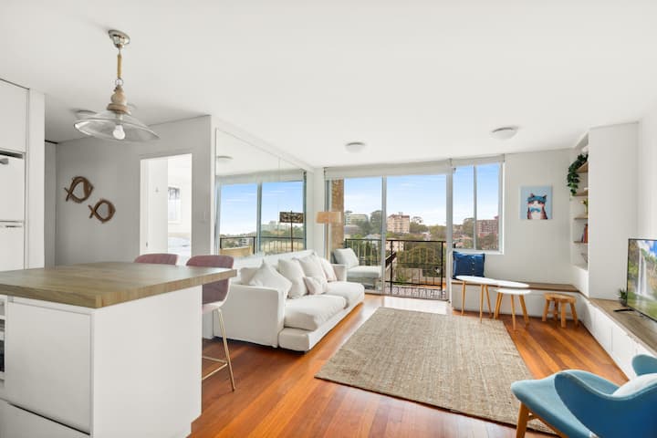 Bright 1-bed With Balcony & Swimming Pool - North Sydney
