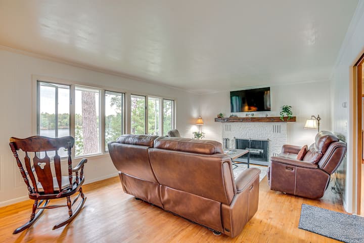 Lakefront Home W/ Fire Pit In Eagle River - Eagle River, WI