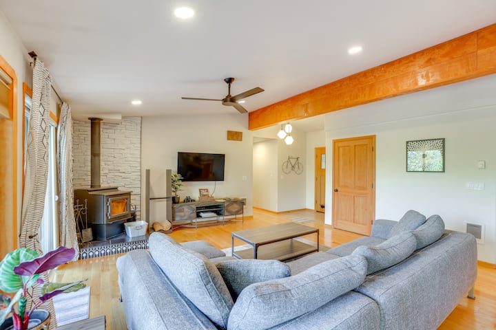 Ping-pong & Private Hot Tub: Family Cabin In Bend! - Bend, OR