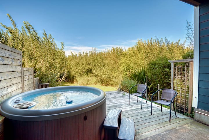 Lakefront With Hot Tub, Pool Table, And Ping-pong! - Rockaway Beach, OR