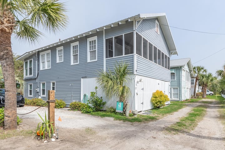 Clamdigger Pets  Ocean Block. Screened Porch - Tybee Island, GA