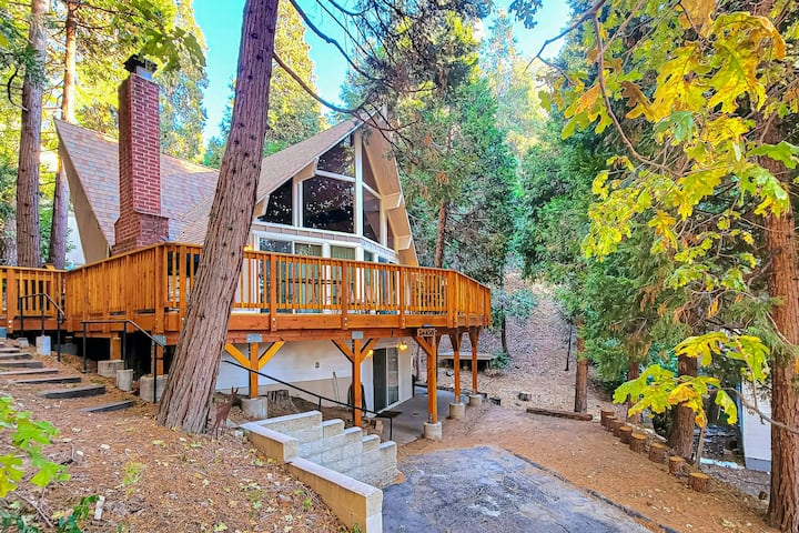 3br Lake Retreat With Games & Deck - Dog-friendly - Crestline, CA