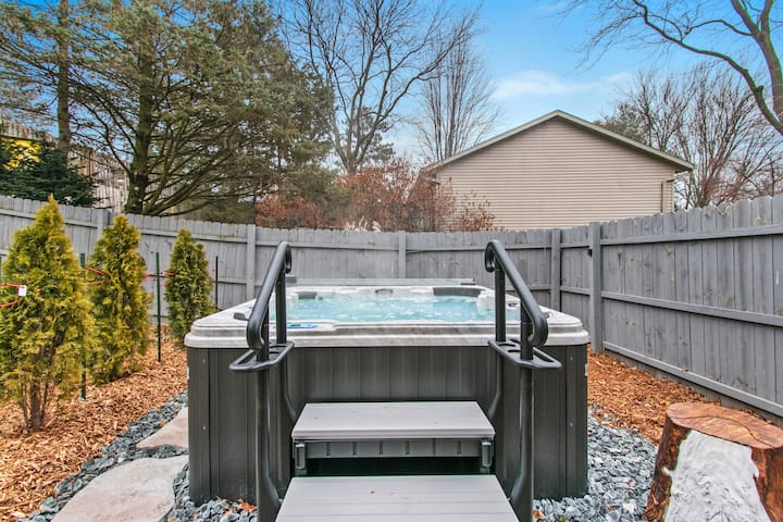 Hot Tub! 10 Min To Titletown, 5 Br, 4.5 Ba For 14 - Hobart, WI