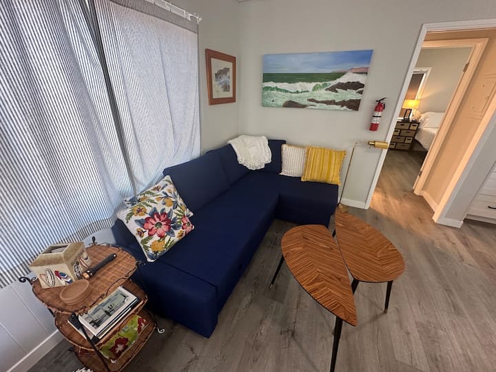 * Beach Bungalow * Block To Beach * Upstairs * - Newport