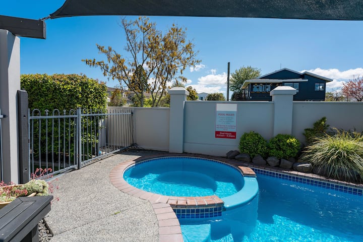 Sun And Swim - Lake Taupo Holiday Home - Taupo