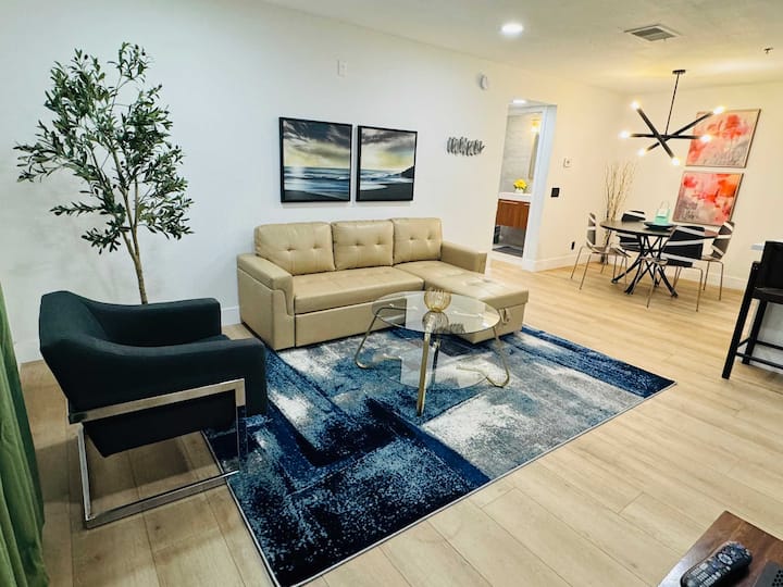 Lux Condo Near Strip W/balcony Pool, Gym, Jacuzzi - Las Vegas