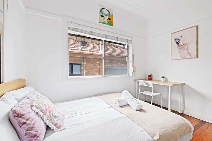 Bright Queen Room - Central Location - Ryde