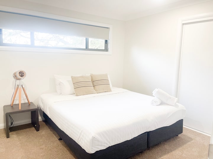3 Lampe In The Cbd - Wagga Wagga