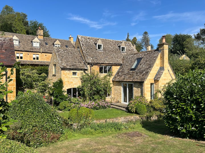 Stunning Waterside Cottage - Chipping Campden