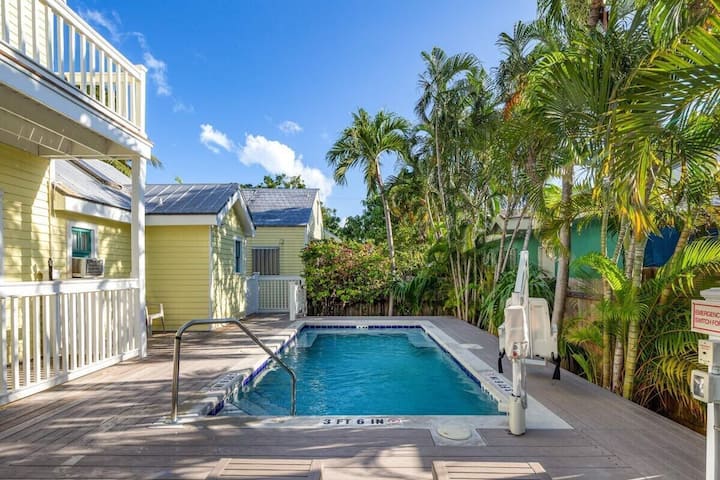 Carey’s Corner | Updated Studio With Heated Pool - Key West, FL