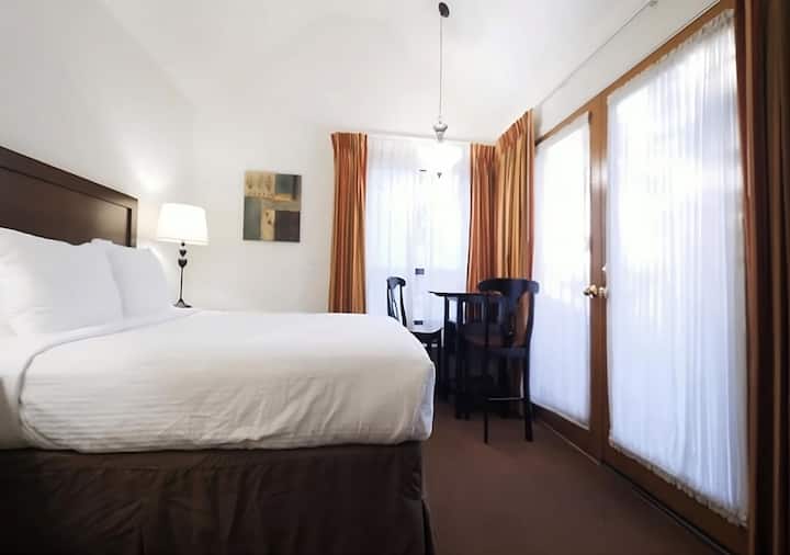 Great Amenities! Sport Court, Onsite Pool, Parking - Sedona, AZ
