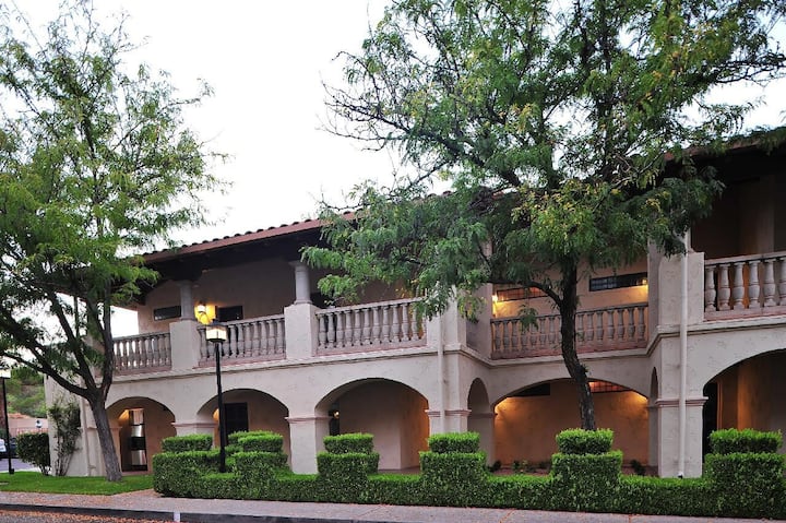 Hike Cathedral Rock! 2 Great Units, Bar, Pool, Spa - Sedona, AZ