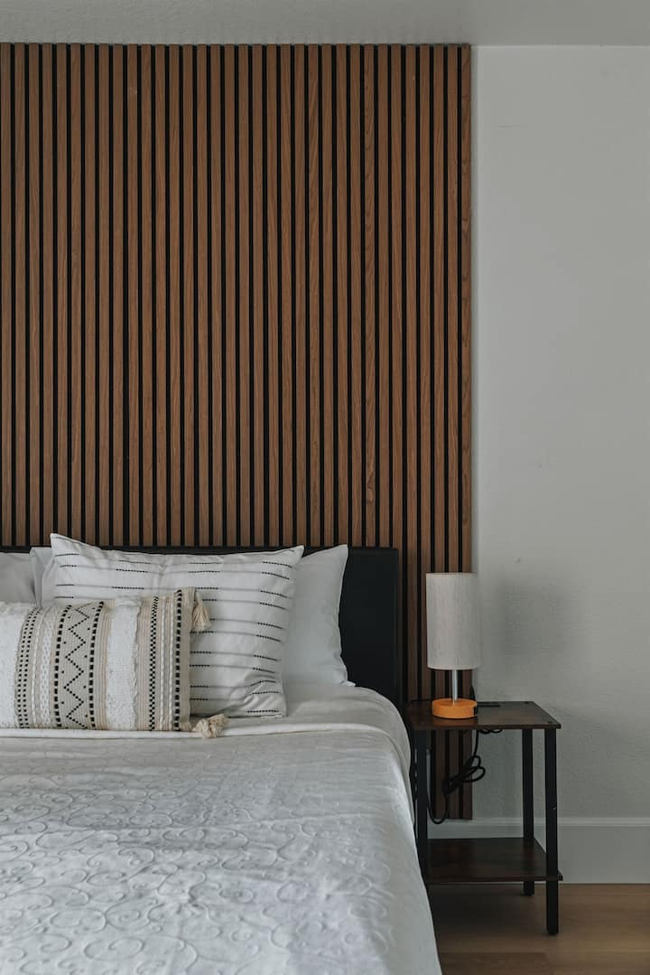 *New* Lux1br Off The Strip! Free Parking/pool/gym - Paradise