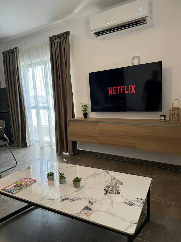 Deluxe 2 Bedroom Apt + Balcony – By Hostmt - Malta