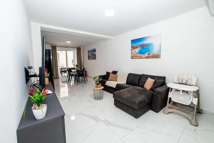 New Spacious 3br Apt + Patio - Malta