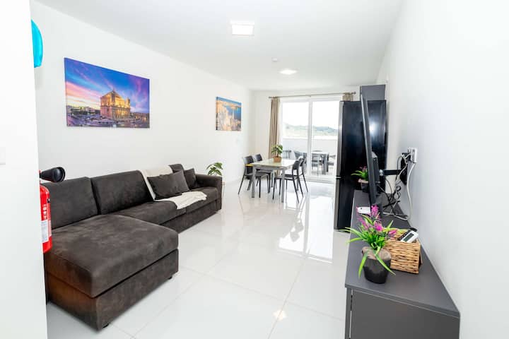 New Luxury 2br Apt + Balcony – By Hostmt - Malta
