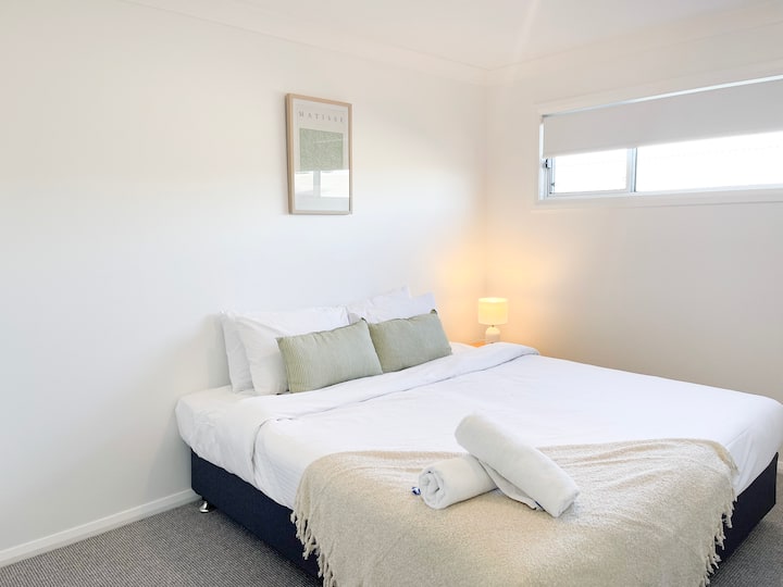 Modern Central Retreat 1 - Wagga Wagga