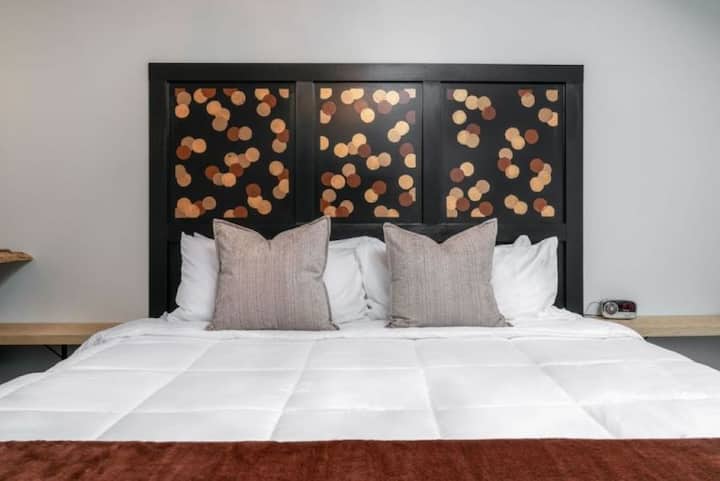 Lincoln Boutique Motel- Upper Deluxe King #11 - Ellicottville, NY