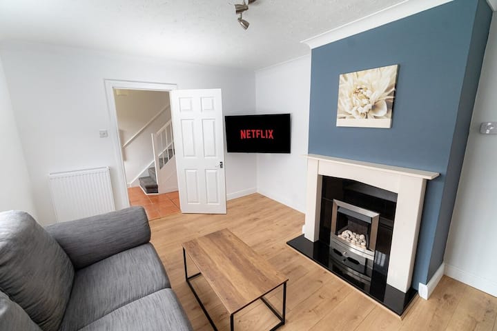 Comfortable 3-bed, 2-bath Basingstoke Stay - Basingstoke