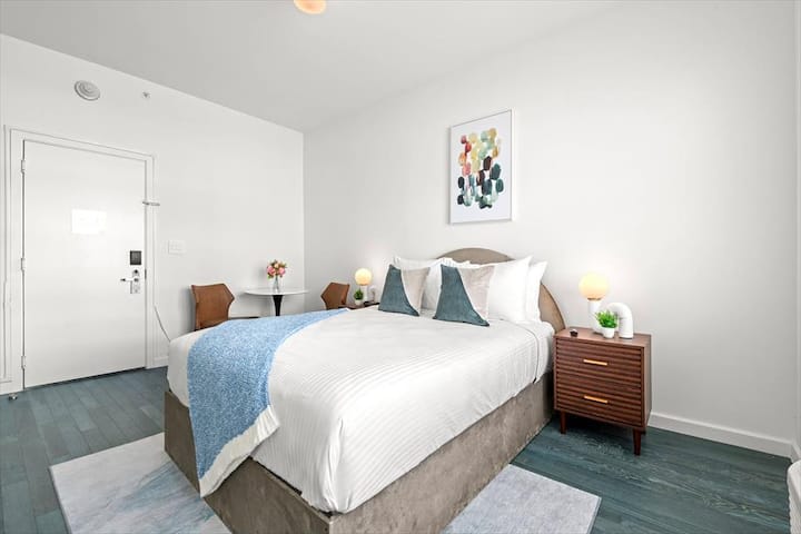 Pool,beaches & Location! Jr Queen Suite - Miami