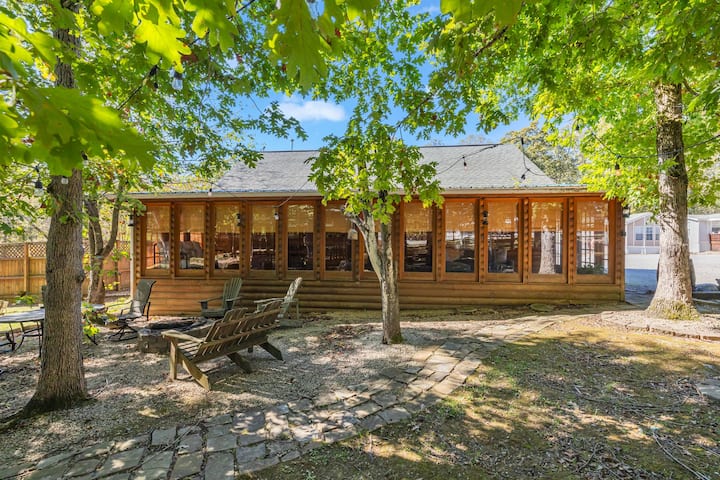 Mama Bear’s Woodland Escape - Monteagle, TN