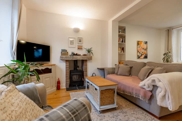 Charming Ulverston Cottage With Garden & Views - Ulverston