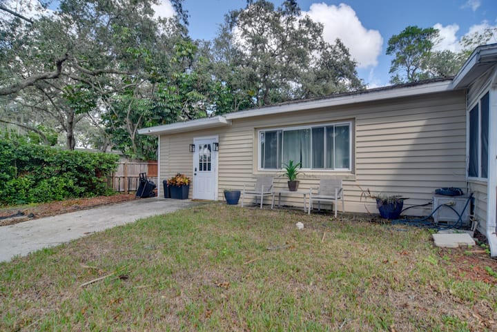 13 Mi To Busch Gardens: Tampa Gem W/ Grill & Yard - Tampa, FL