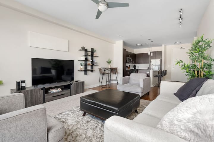 Stylish 2 Bedroom With Pool And Hot Tub - Upper Arlington, OH