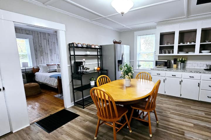 Downtown Waterville Studio Apt|washer/dryer - Waterville, ME