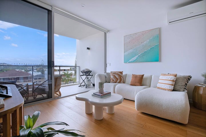 Starlit Palms: Chic Poolside Haven By The Beach - Gold Coast