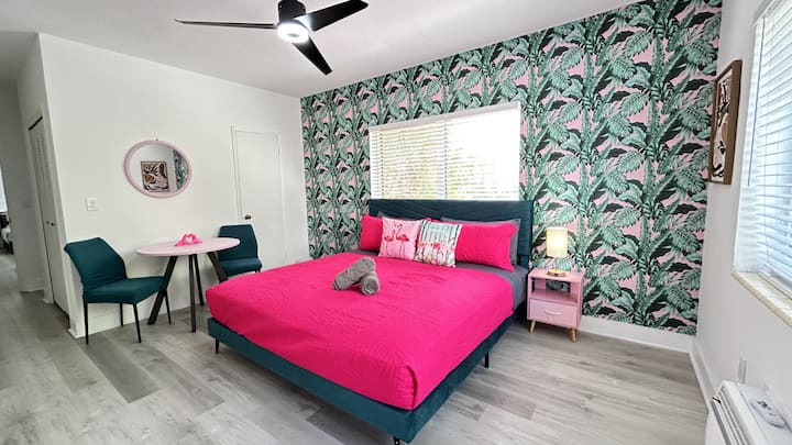 Beach Retreat /Smart Tvs, Kitchen & Prime Location - South Beach, FL