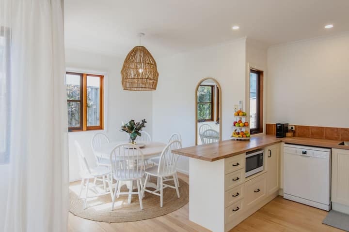 Cosy Coastal Cottage - Ocean Grove