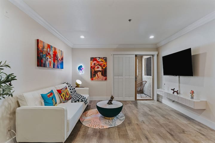 Lux Artsy Retreat- Norsrtfees/freeparking/gym/pool - Las Vegas, NV