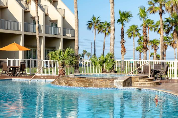 Steps To Beach, Pools, Jacuzzis, Balcony & Deck - South Padre Island, TX
