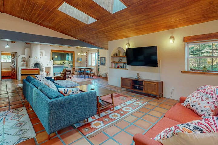 2 Br Home With Hot Tub, Indoor & Outdoor Fireplace - Taos, NM