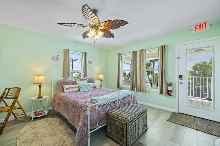 Flamingo Room - Cedar Key, FL