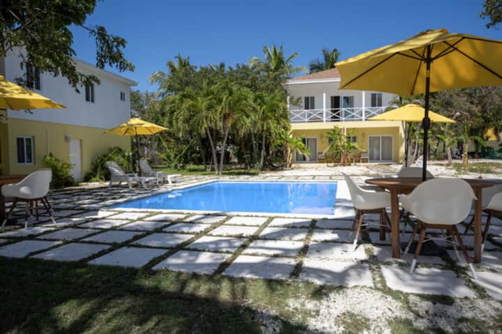 Laughing Bird 7 - Brand New Stylish Studio Condo - Bahamas