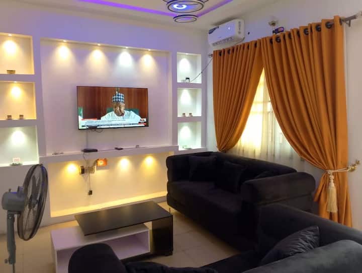 Apartment Sleeps 4 With Free Parking - Benin City