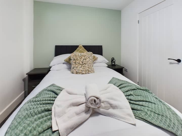 Pensbury - Six-bedroom House - Darlington