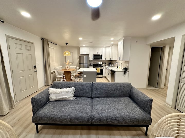 2 Bed W/ King Beds Walks To Beach Top Floor Apt6 - Norfolk, VA