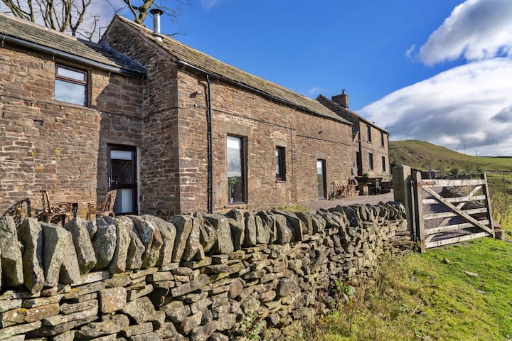 Finest Retreats | Blackclough Farmhouse - Buxton, UK