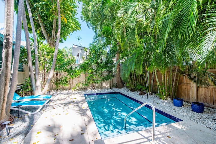 Palm Isle: 2nd-floor Unit, Shared Heated Pool - Key West, FL