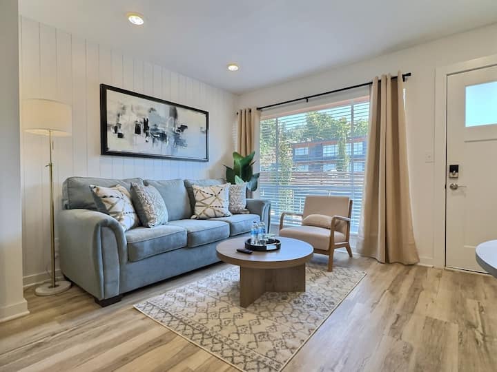 Bright & Vibrant Escape Near Downtown Hotspots - Birmingham, AL