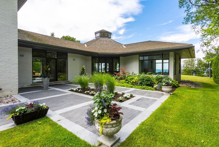 Malibu-style Lake House - Georgina