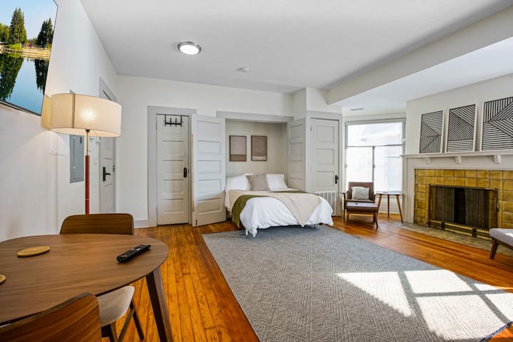 Steps To Cleveland Clinic - Bright Studio - Cleveland Heights, OH