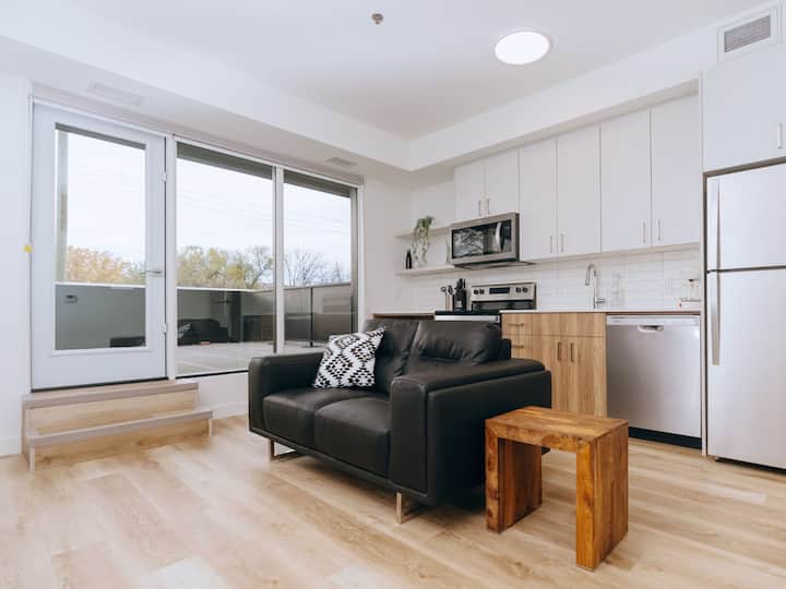 Modern Studio Steps From Osborne Village - Winnipeg